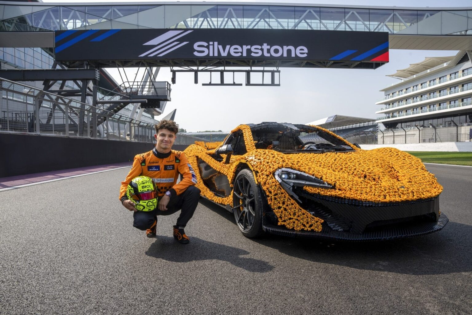 Lando Norris rijdt op Silverstone in een McLaren van LEGO - Mixed Grill